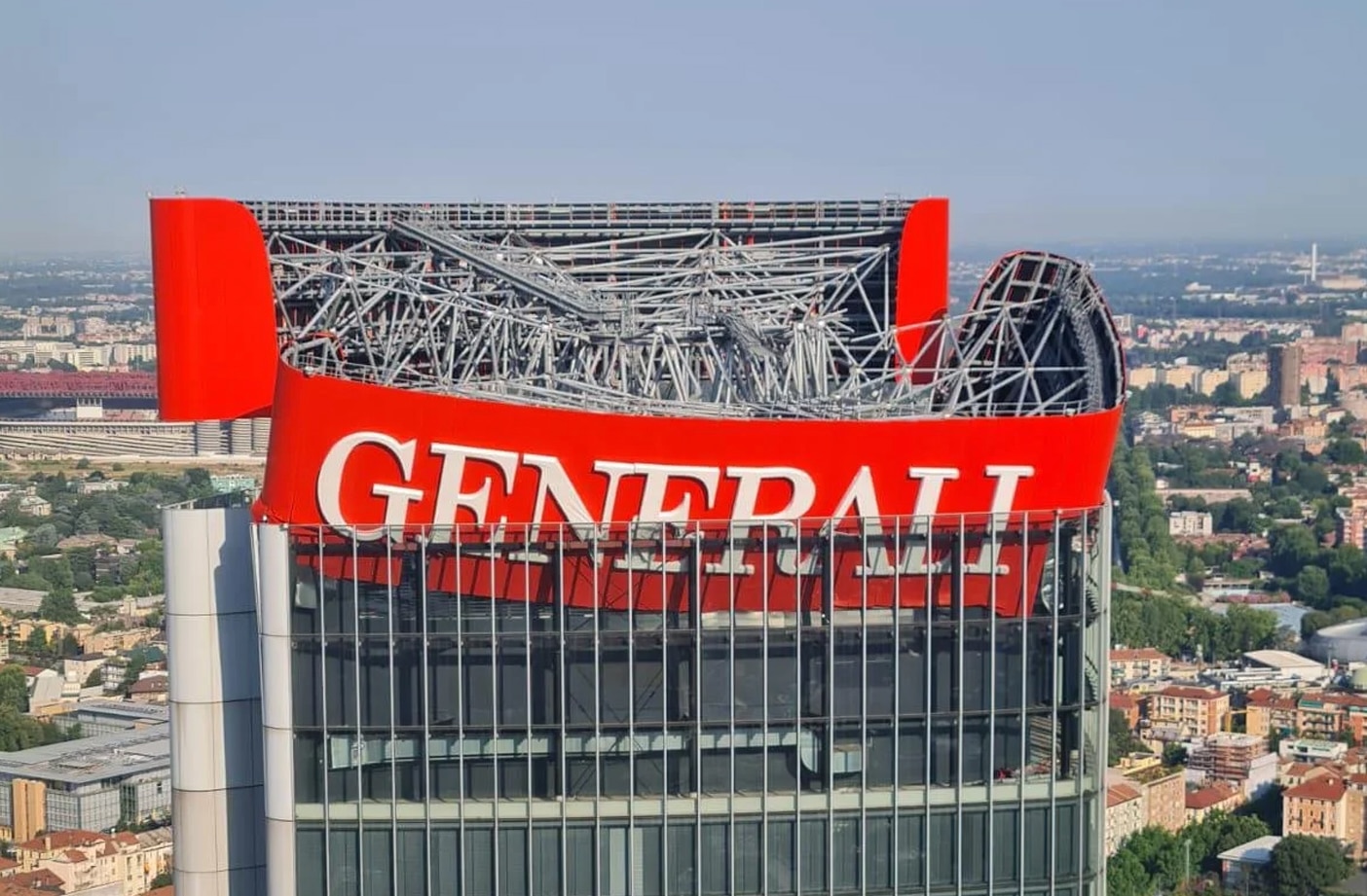 Miért omlott le a milánói Generali Tower híres felirata? - 5 Perc Olasz ...